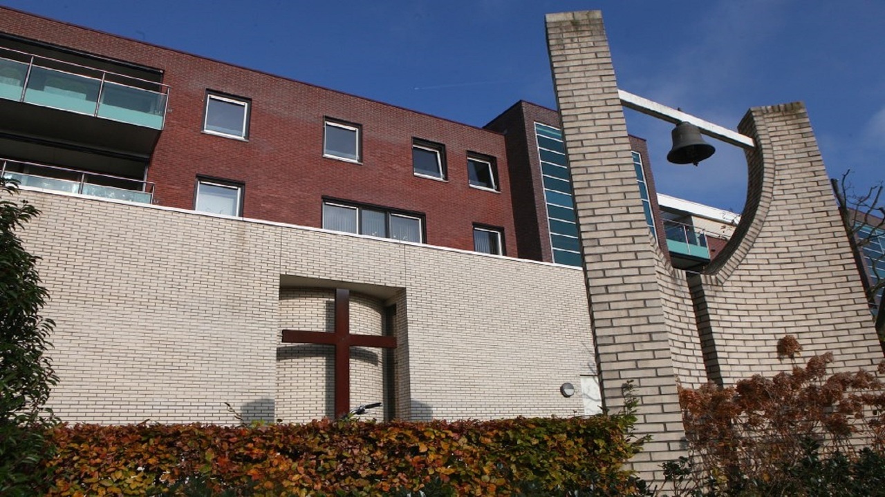 Witte Kerk: CGK [www.cgk-naarden.nl/] en PGN [www.pkn-naarden.nl/]